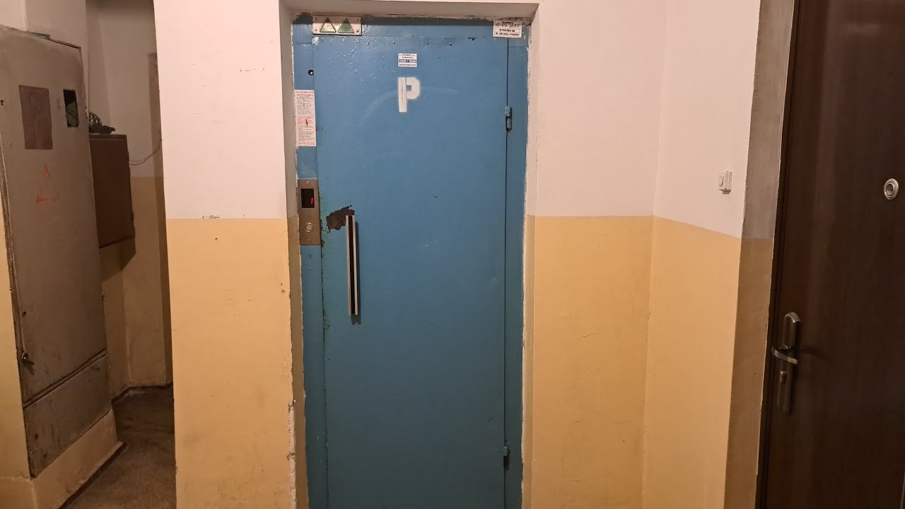 Old refurbished IFMA traction lift @ Bulevardul Griviței 51, bl. 35, sc ...