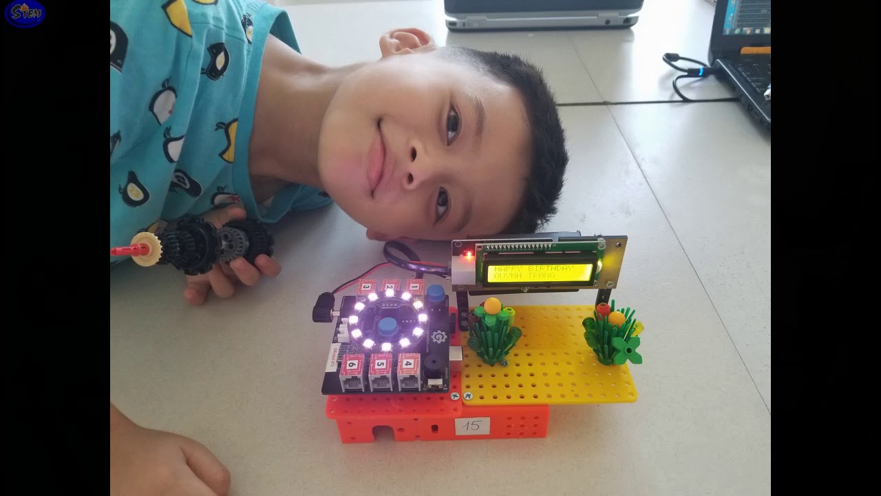 [Gara STEM] Bé lớp 2 lập trình lên màn hình LCD chúc mừng sinh nhật cô ...