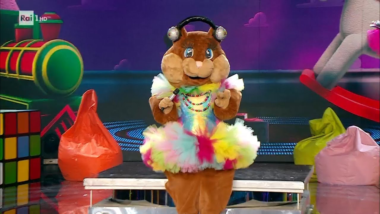 Criceto canta "'O sarracino" - Il cantante mascherato 08/04/2023 - YouTube