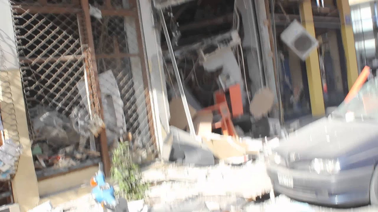 εκρηξη στο κεντρο της καλαματας - YouTube