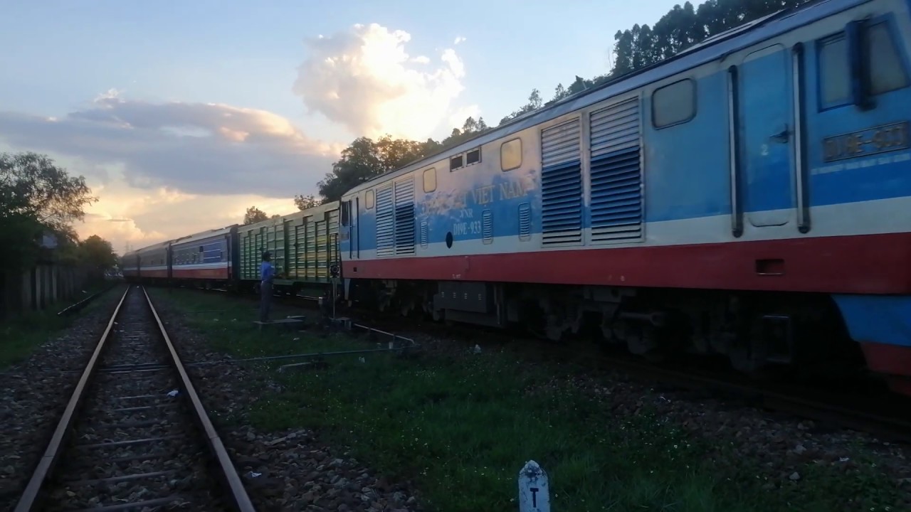 Đầu máy D19E-933 kéo tàu khách SE8 rời ga Diêu Trì(26/5/2020) - YouTube