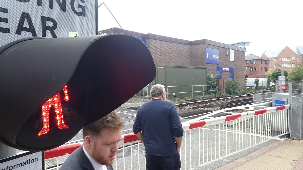 Poole Level Crossing 17/08/2019 (2) - YouTube