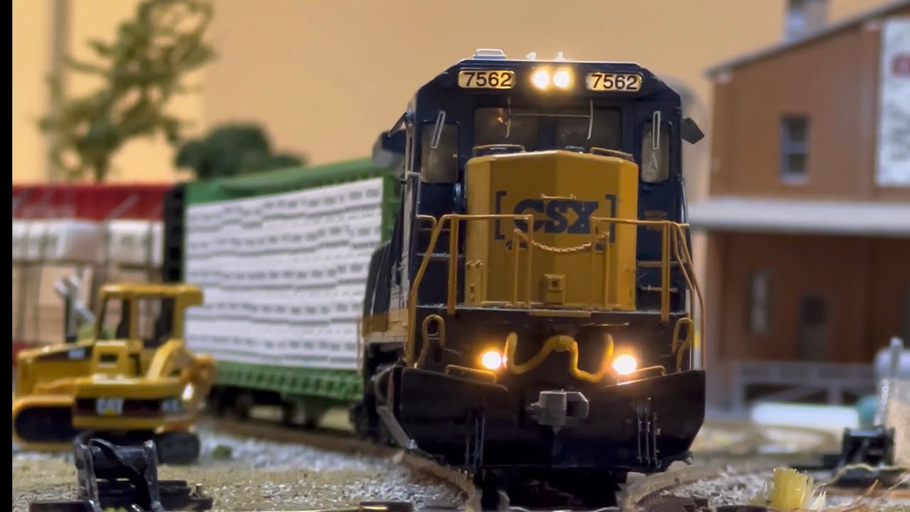 Ho Scale CSXT 7562 C40-8 Solo Leads A Short Local With A Nice K5LA In Goldsboro NC - YouTube