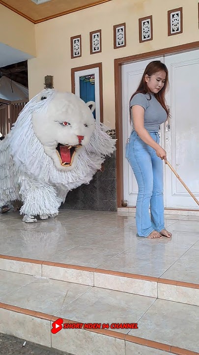 Cewek Cantik Lagi Nyapu Di Serang Can Macanan - YouTube