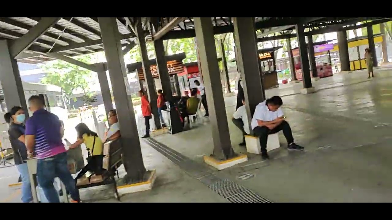 Bus terminal at IT park Cebu, Philippines ITパークのバスターミナル フィリピン - YouTube