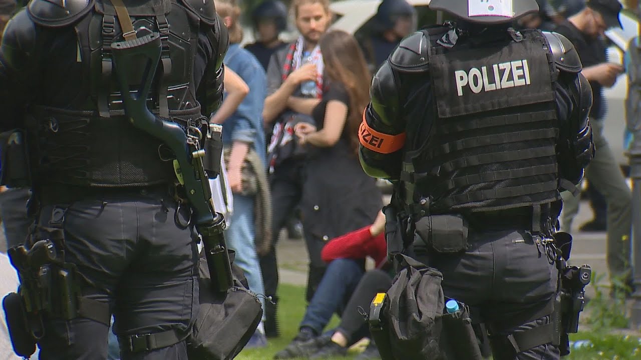 Winterthur ZH: Polizei kontrolliert Demonstrationsteilnehmer - YouTube
