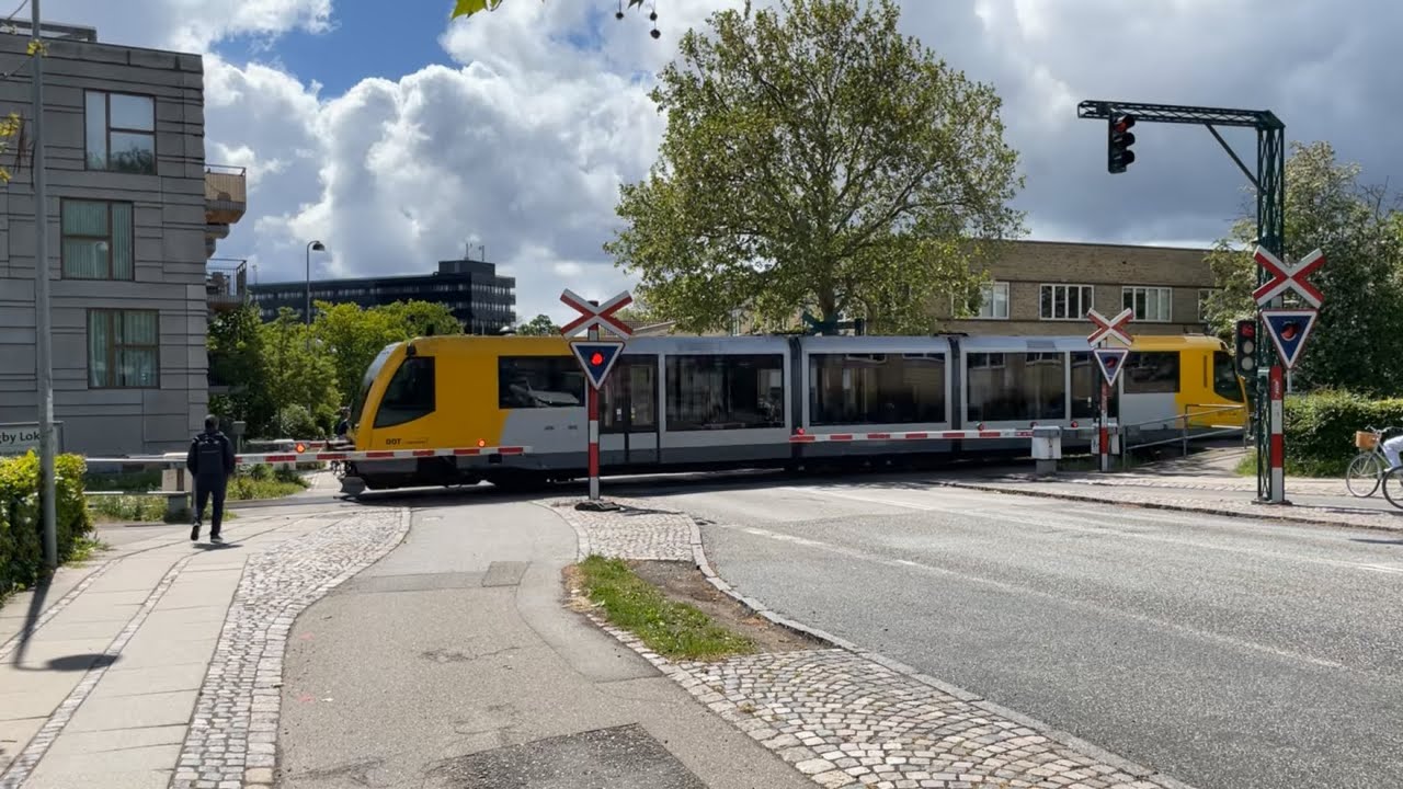 Järnvägsövergång i Kongens Lyngby med Lokaltog - Danish level crossing ...
