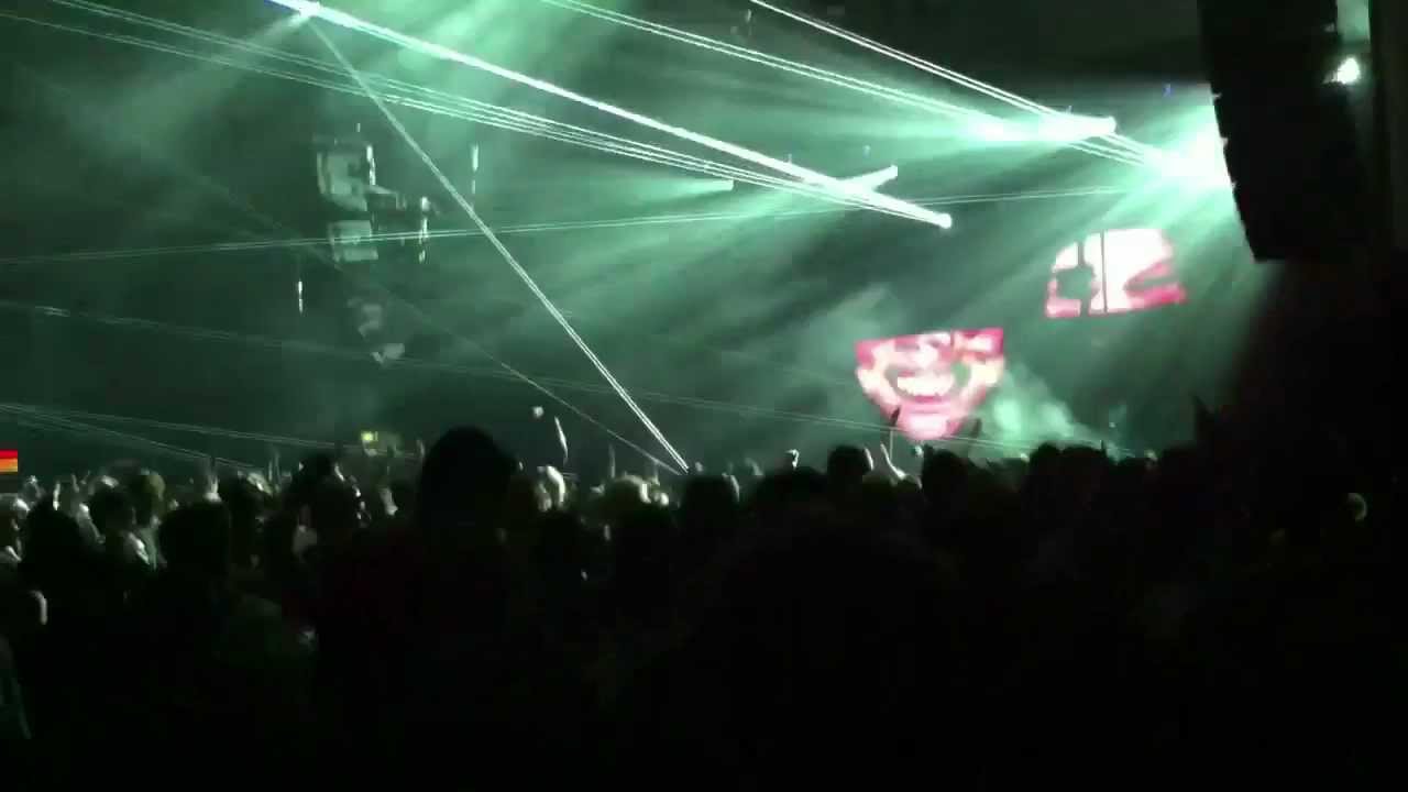 Aphex Twin - Bucephalus Bouncing Ball (live) - YouTube