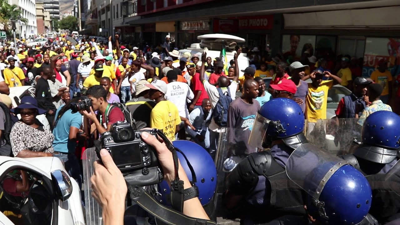 #SONA2016 Police push back protesters outside Parliament - YouTube