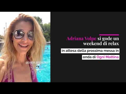 Adriana Volpe bellissima in costume a 47 anni: appare in splendida forma su Instagram
