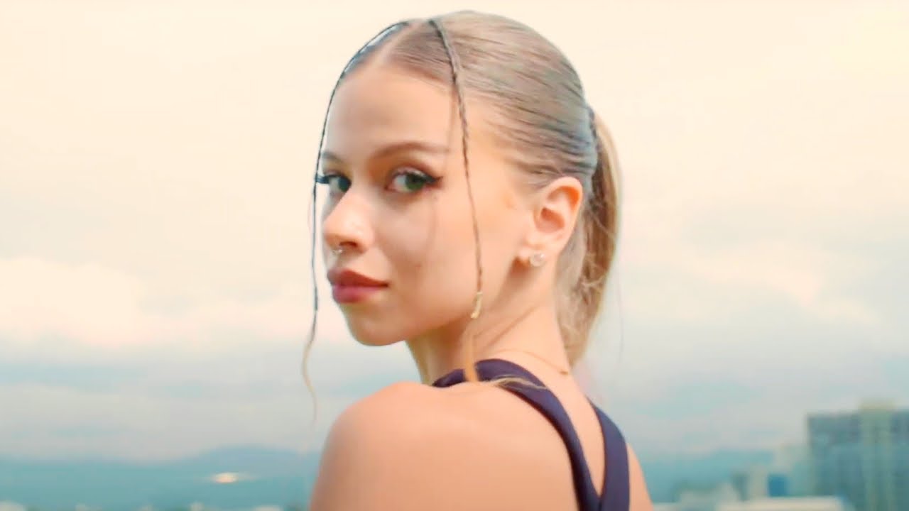 ESTRADDA - COLOCHA RUBIA (Video Oficial) - YouTube