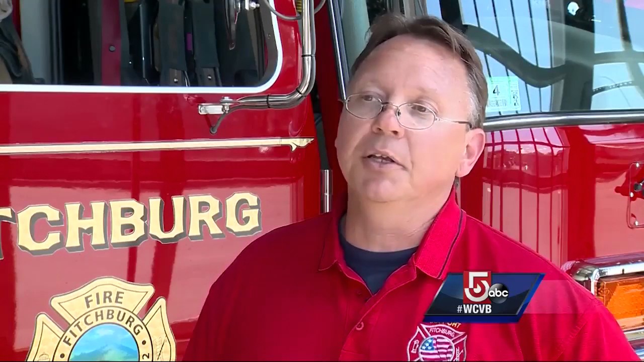 Off-duty firefighter jumps into action, saves life during dinner - YouTube