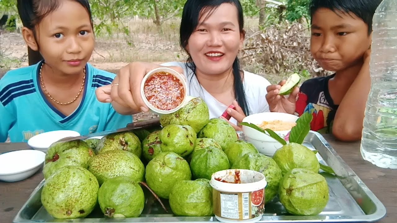 ហូបត្របែកជាមួយអំបិលម្ទេស កាពិ | Srey Ty - YouTube