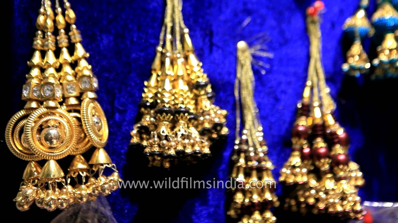 Kinari Bazar, a popular place to shop for weddings in Delhi - YouTube