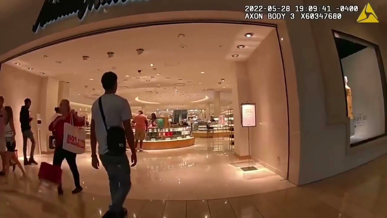 Police return fire in shopping mall | Police shooting incident - YouTube