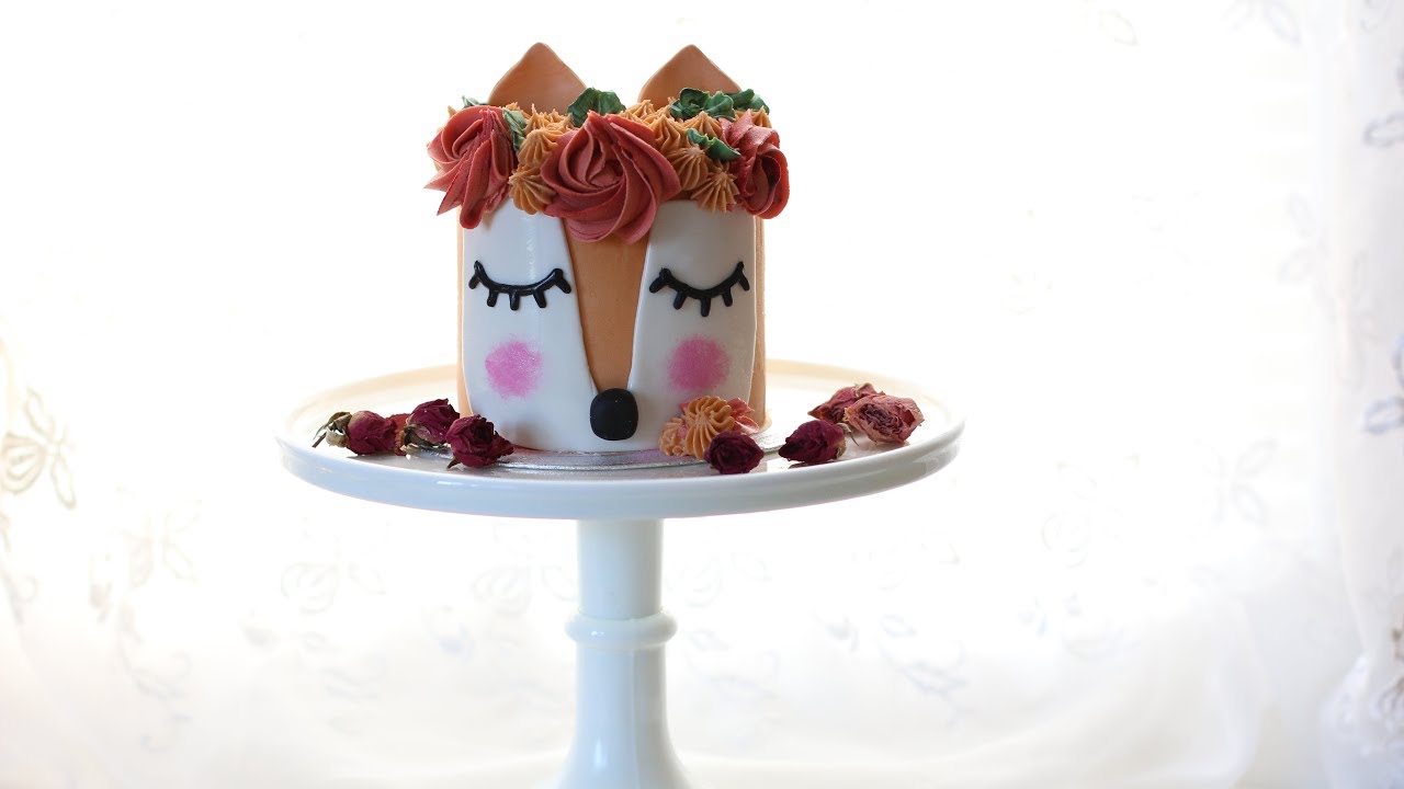 Buttercream fox cake with fondant details - YouTube