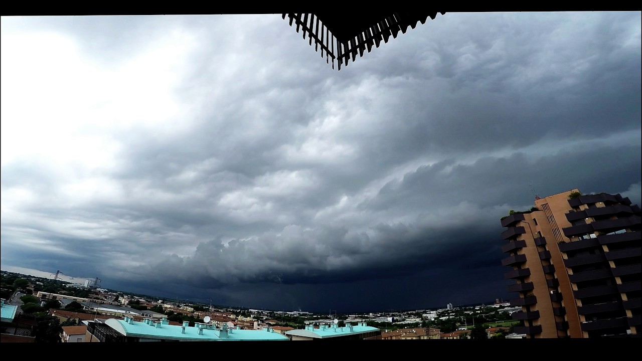 Amazing shelf cloud - YouTube