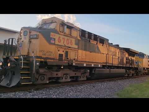 UP 6706 (ex CNW OLS 8804) doing a bit of switching in Laredo Tx. walk by - YouTube