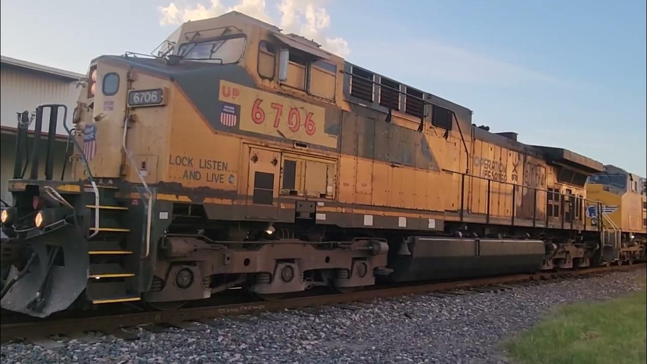 UP 6706 (ex CNW OLS 8804) doing a bit of switching in Laredo Tx. walk by - YouTube
