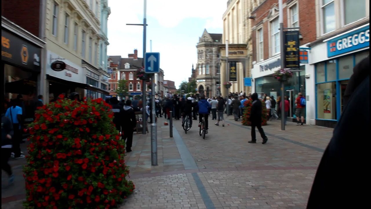 09 August 2011 Wolverhampton Just before the Riot Started - YouTube