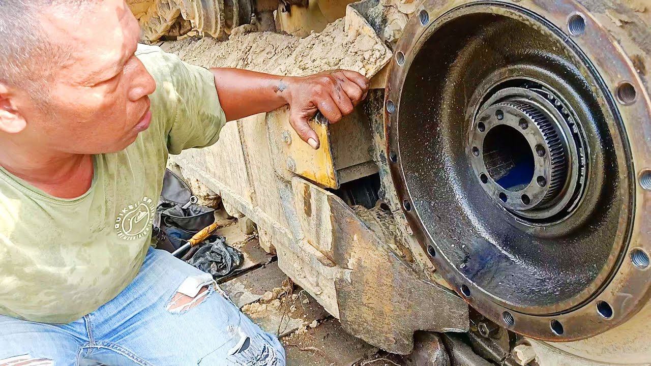 When the Engine Is Damaged, the D5K XL Bulldozer Operator Immediately ...