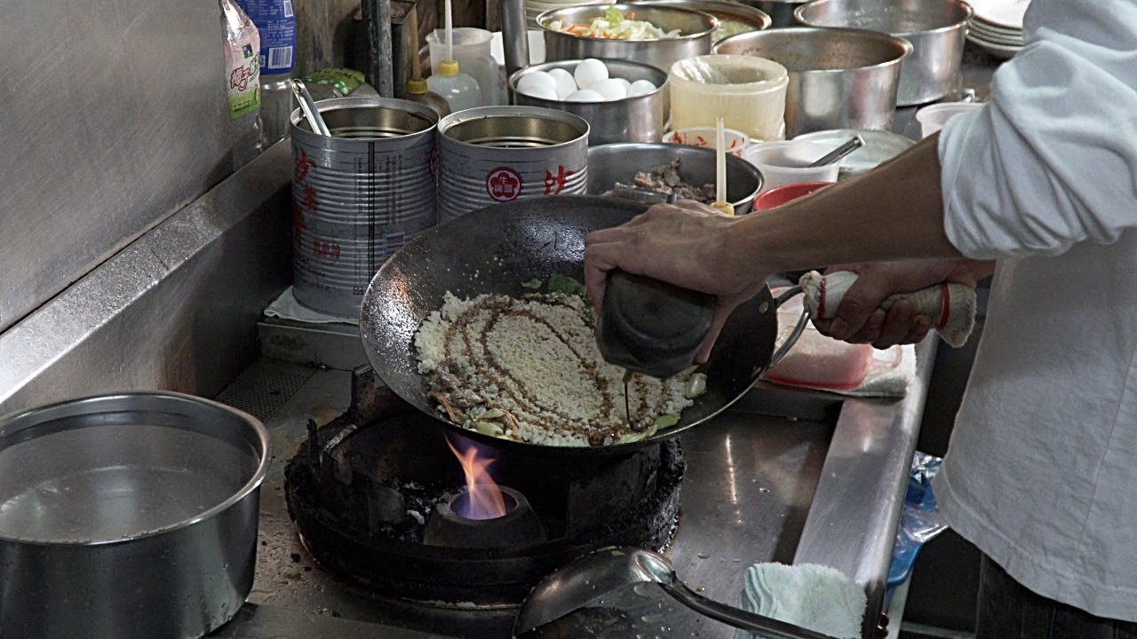 Taiwanese Street Food - BEEF FRIED RICE at Liaoning Night Market - YouTube