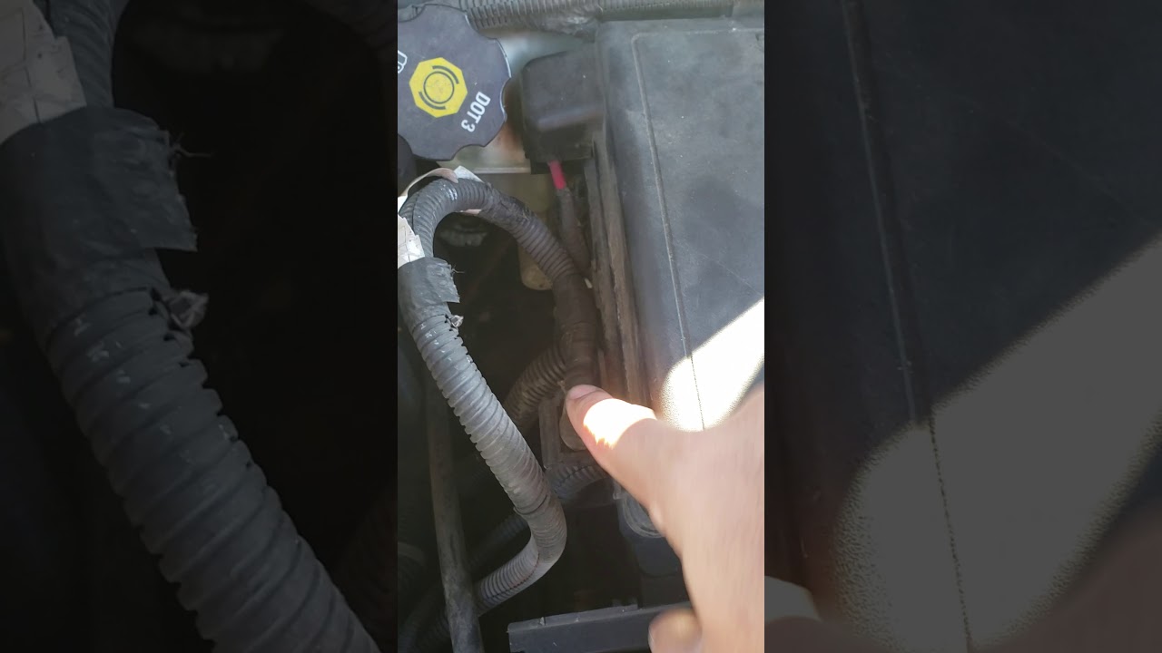 Cómo localizar la batería( chevy hhr 2006 ) - YouTube