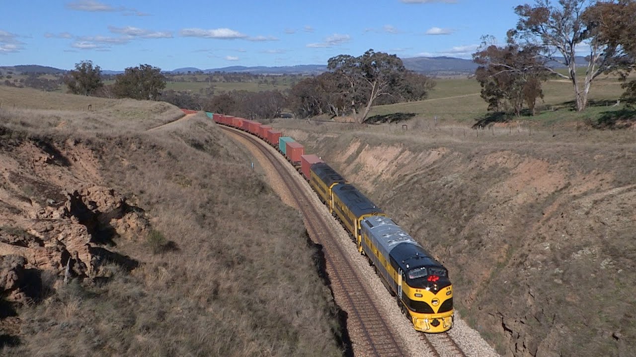 Australian streamliner diesel locomotive S317 with 44206 & G514 - West ...