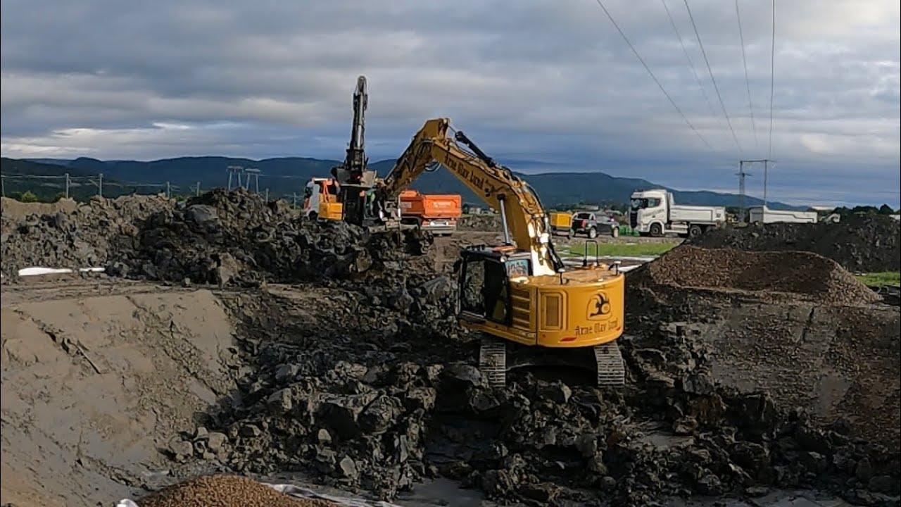 CAT 335 NG with oilquik and rototilt digging clay💪 - YouTube