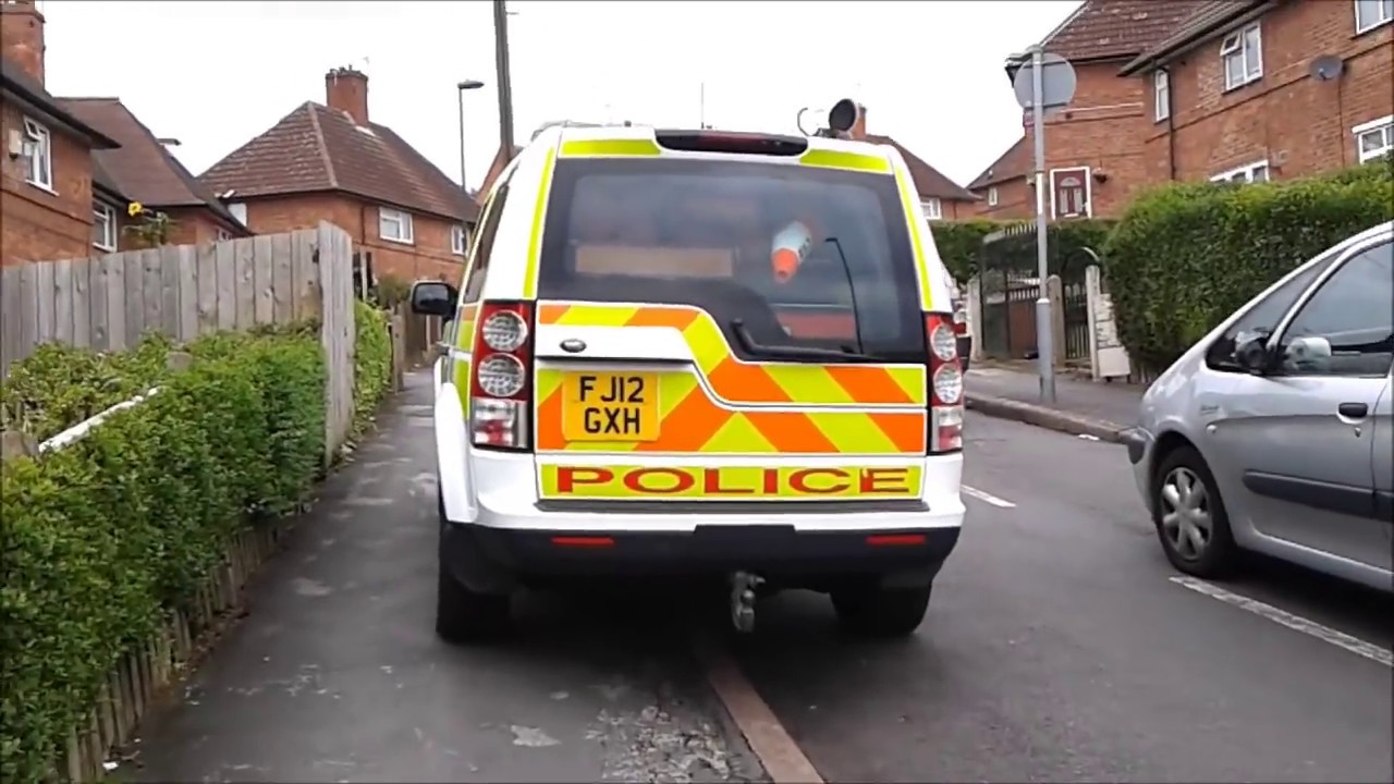 Armed police raid house in Nottingham - YouTube