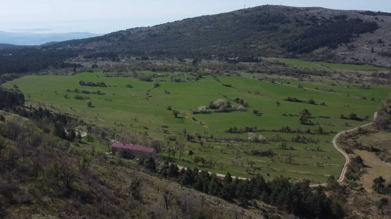 Toujours une pépite mais cette fois ont prend un peu de hauteur. Le col ...