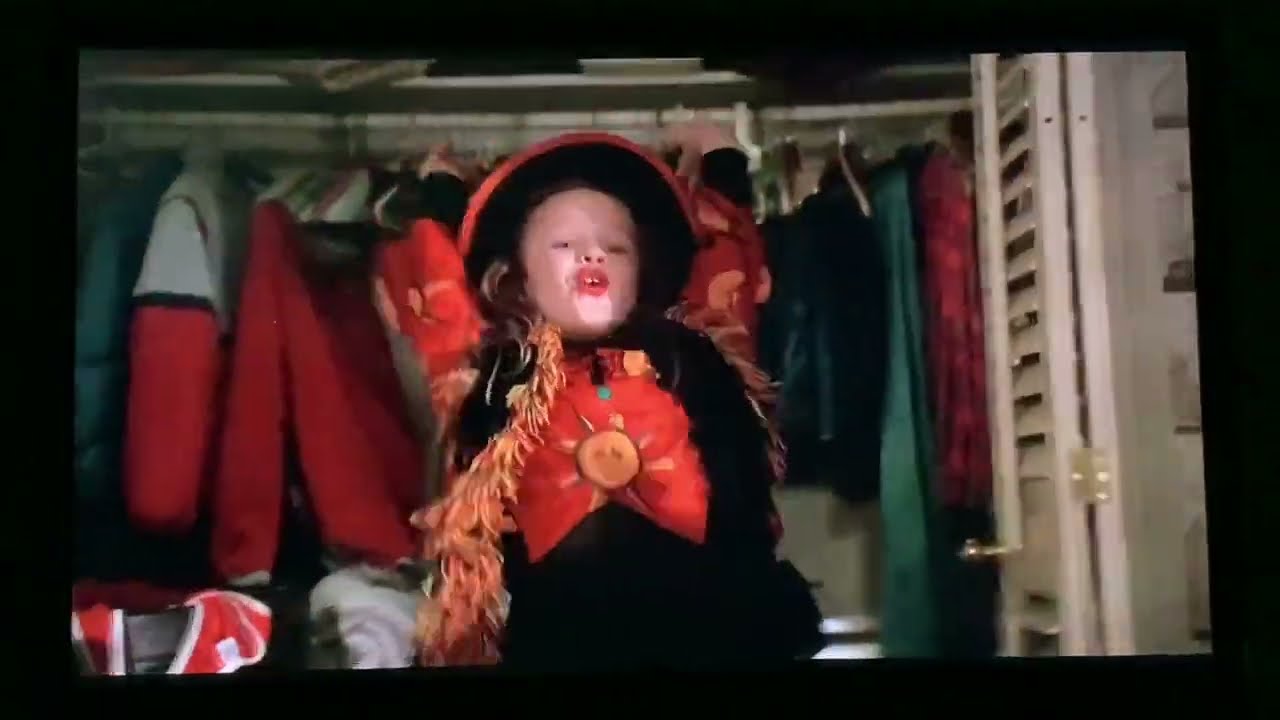 Hocus Pocus (Dani scares Max, score only) - YouTube