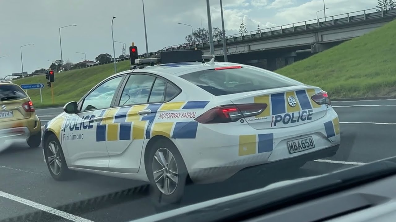 New Zealand Police Motorway Patrol Car - YouTube