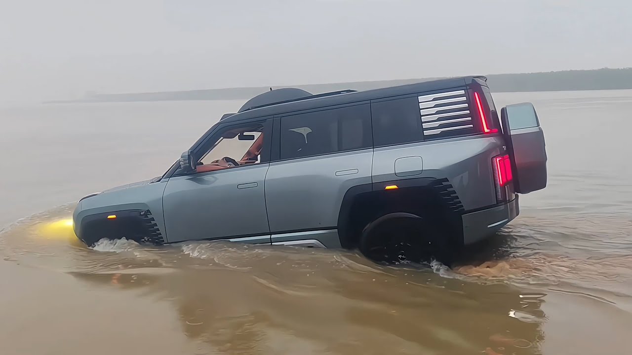 BYD Yangwang U8 enters the lake for play, very daring! - YouTube