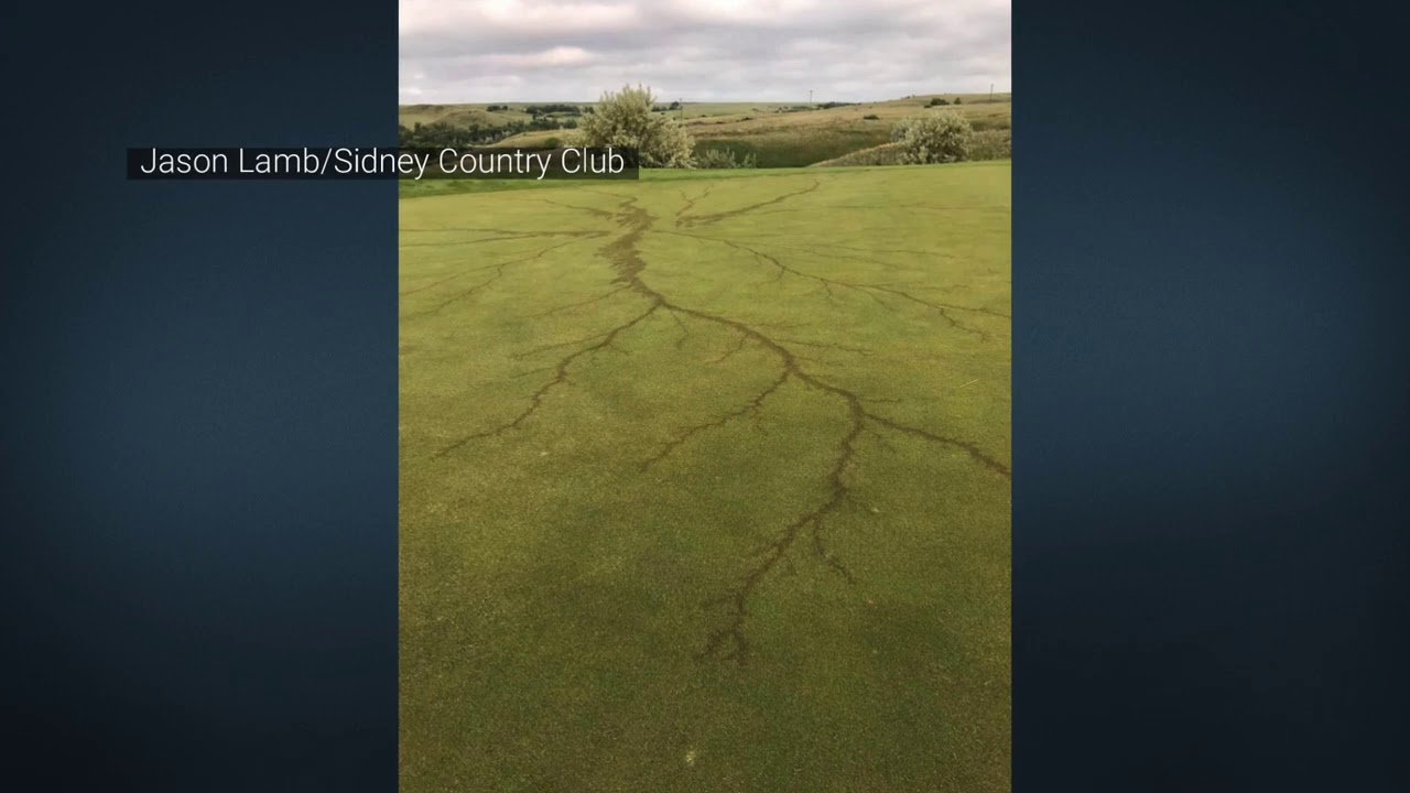 Lightning strikes golf course in Sidney - YouTube
