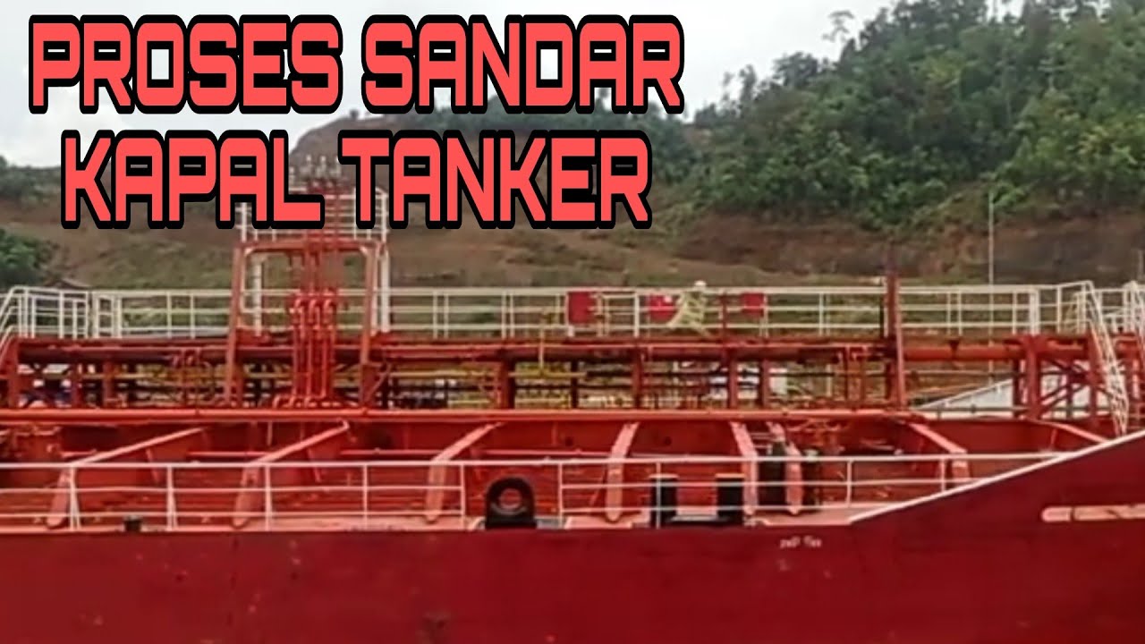 PROSES SANDAR KAPAL TANKER DI SAMPING OIL BARGE DI TELUK MATARAPE - YouTube