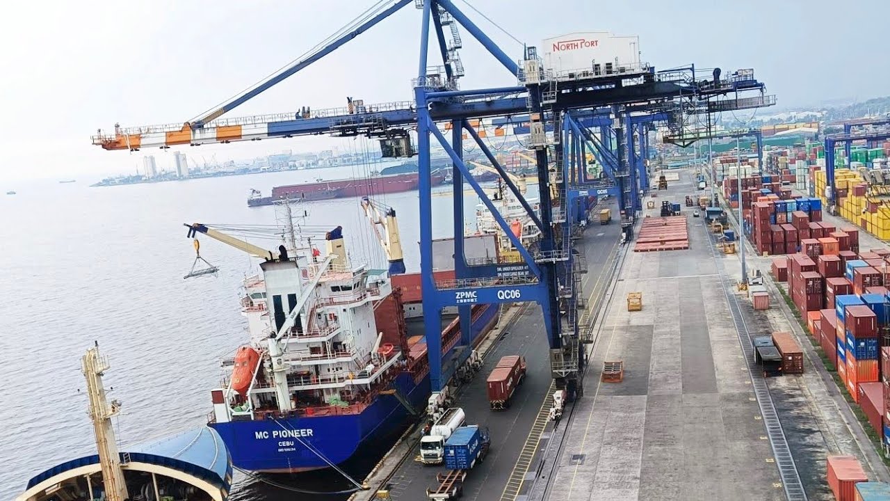 How Do They Load and Unload the Moreta Container Ship? - YouTube