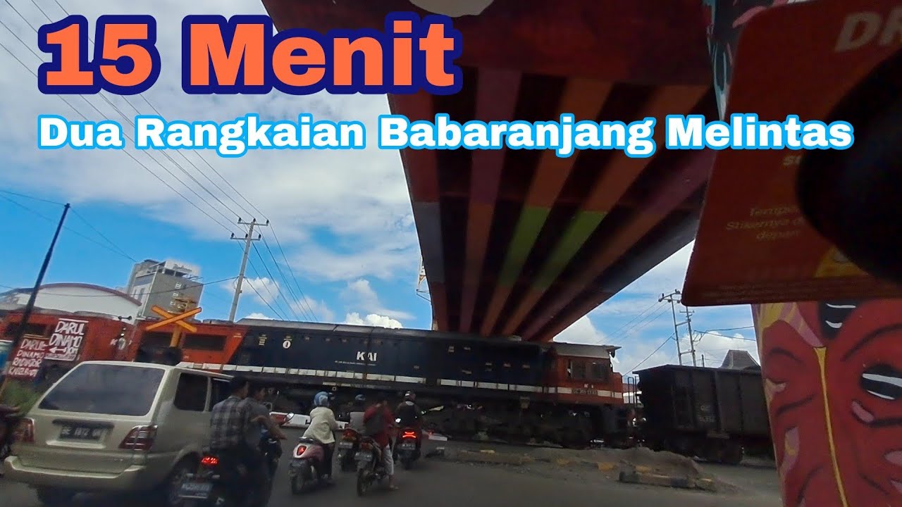 Dalam 15 menit, 2 rangkaian kereta api babaranjang melewati JPL Sultan ...