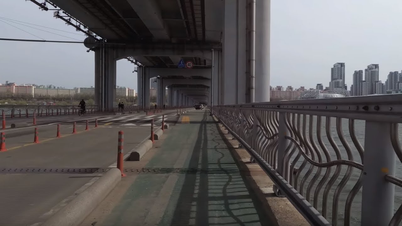 잠수교 - Walking across the Jamsu Bridge, Seoul, Korea - YouTube