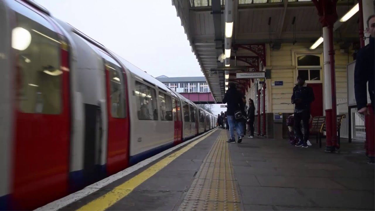 London Underground Bakerloo line 1972 stock arrives at Harrow and ...