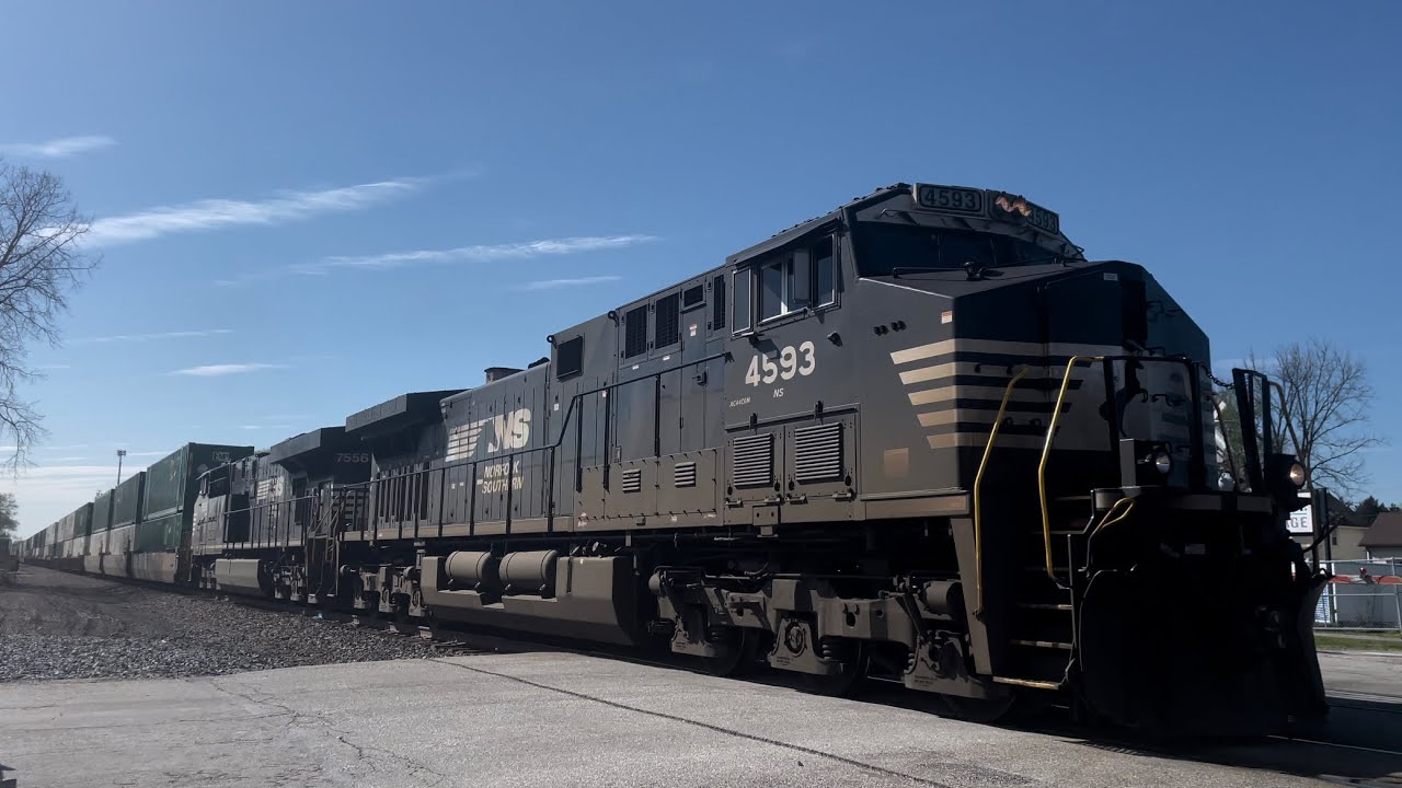 NS 264 passes Chesterton - YouTube