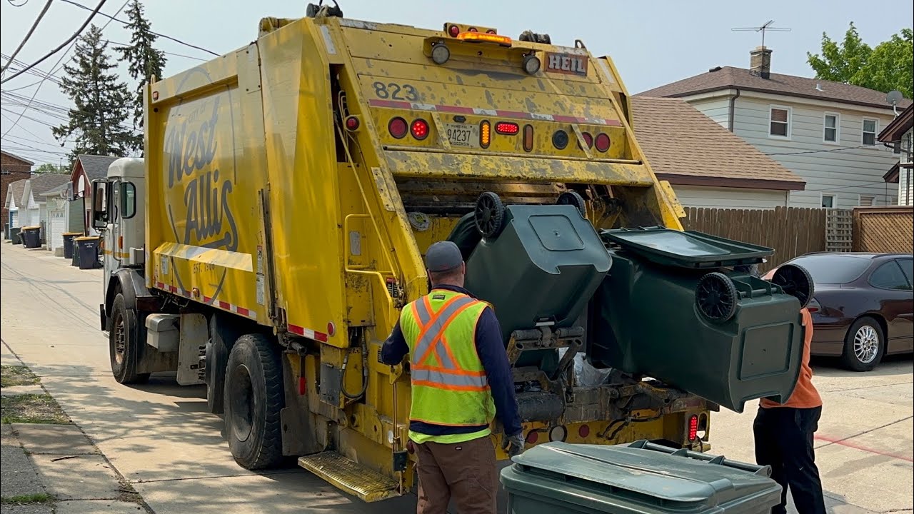 Yellow Pete 320 Heil Rear Loader Garbage Truck Packing a Mattress - YouTube