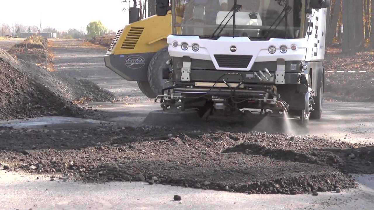 Street Sweeper Demonstration Ravo 5 Series - YouTube