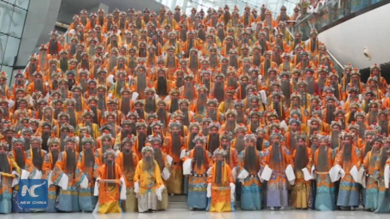 432 Yuju Opera fans, donning imperial robes, create Guinness record ...