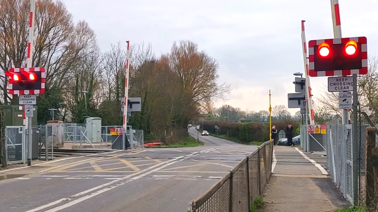 Yapton Level Crossing, West Sussex - YouTube