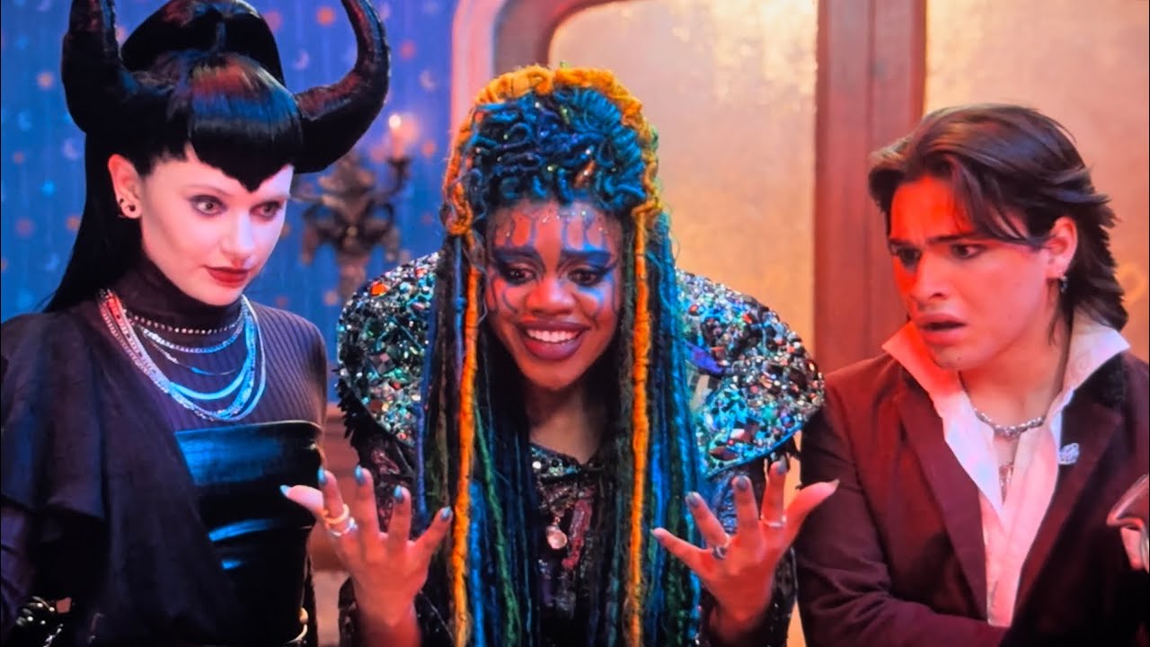 Disney Descendants | VK Frozen Enchanted 🥶 - YouTube
