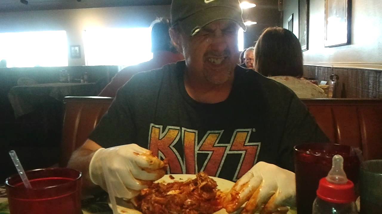 Guy eating Rapscallions Hot Wings - YouTube