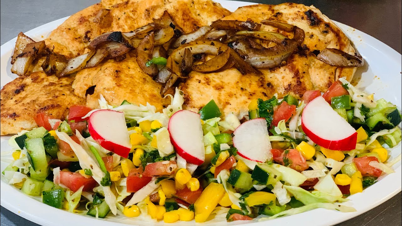 Pechuga de pollo con una ensalada bien colorida. Comida saludable - YouTube