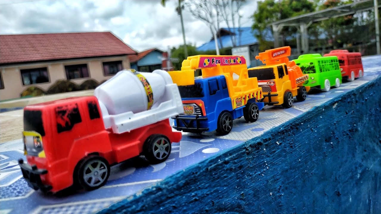 Mendorong Mainan Mobil Mobilan Menggunakan Jari, Truk Molen, Truk ...