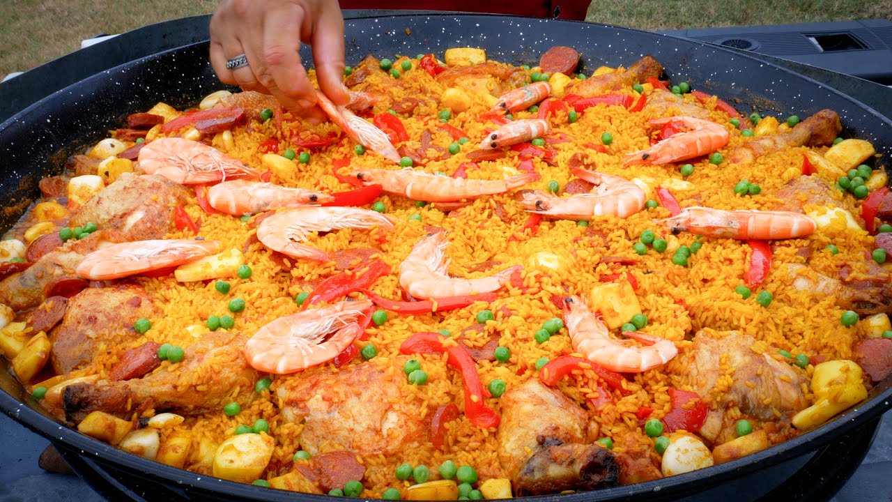 Cooking GIANT AUTHENTIC SPANISH PAELLA with Shrimps for 20 people ...